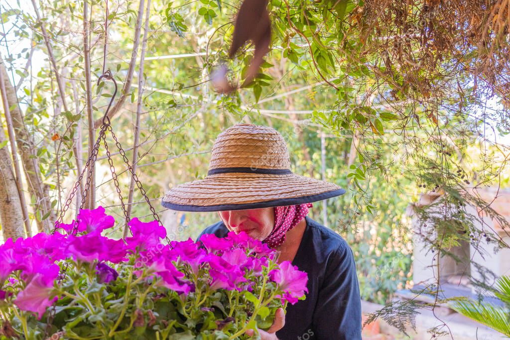 mallorca, boleros, bola de bot, mujer vestida con el tradicional ...