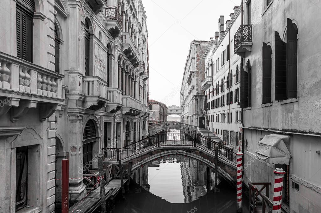 Río de Canónica y el Puente de los Suspiros en el extremo opuesto ...