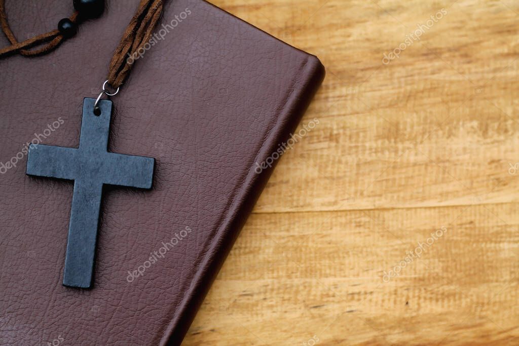 La cruz sagrada que representaba a Dios descansaba en la Biblia, que ...