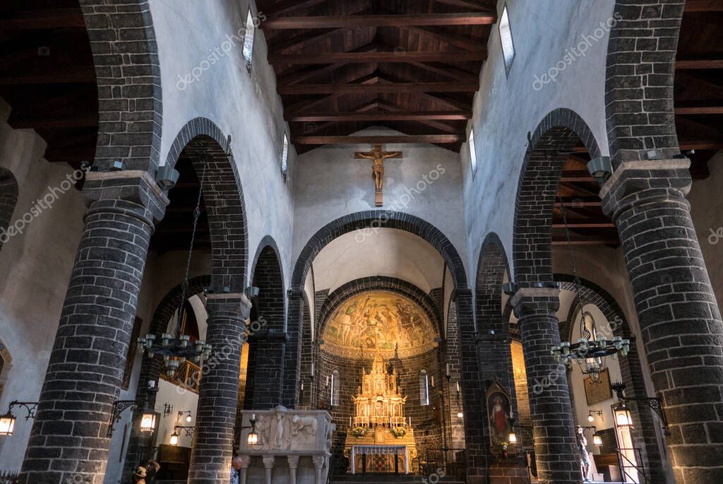 El interior de la Basílica de San Giacomo en Bellagio, en el Lago de ...