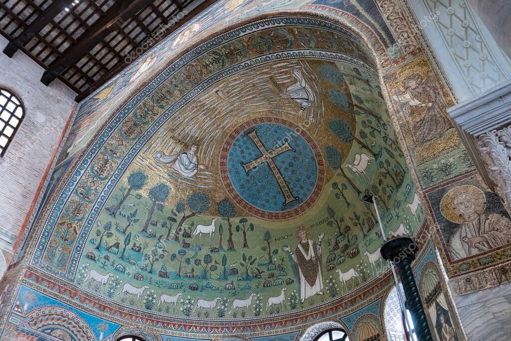 RAVENA, ITALIA - 8 AGOSTO 2018: Mosaicos en la nave de la Basílica de ...