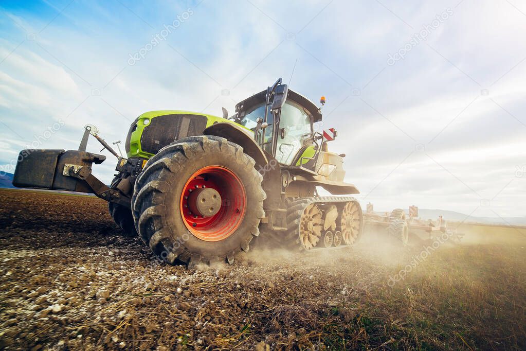 Tractor moderno que trabaja en la granja, un transporte agrícola ...