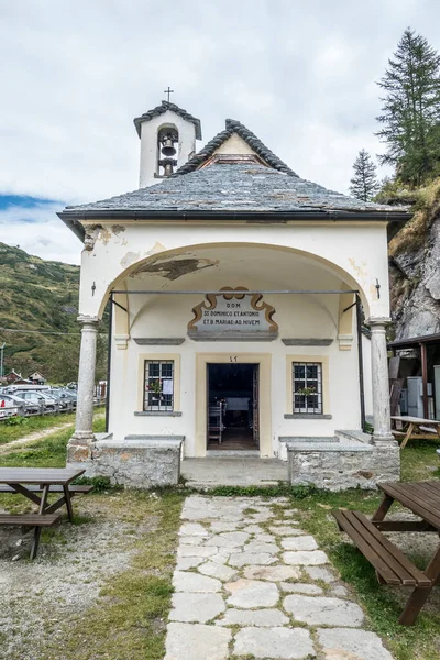 pequeña iglesia de montaña en el valle de Formazza en las cascadas de ...