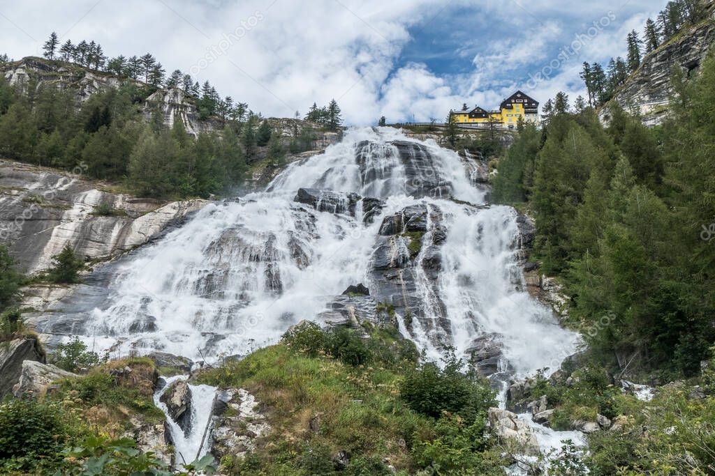 La muy alta y hermosa cascada del Toce en el valle de Formazza 2022