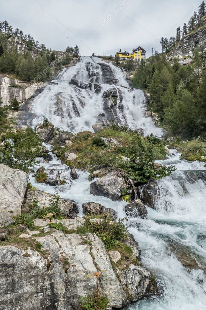 La muy alta y hermosa cascada del Toce en el valle de Formazza 2024