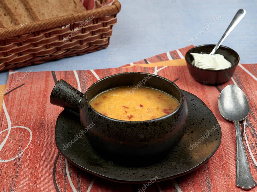 La sopa de tripa (en rumano: Ciorba de Burta) es una sopa agria ...