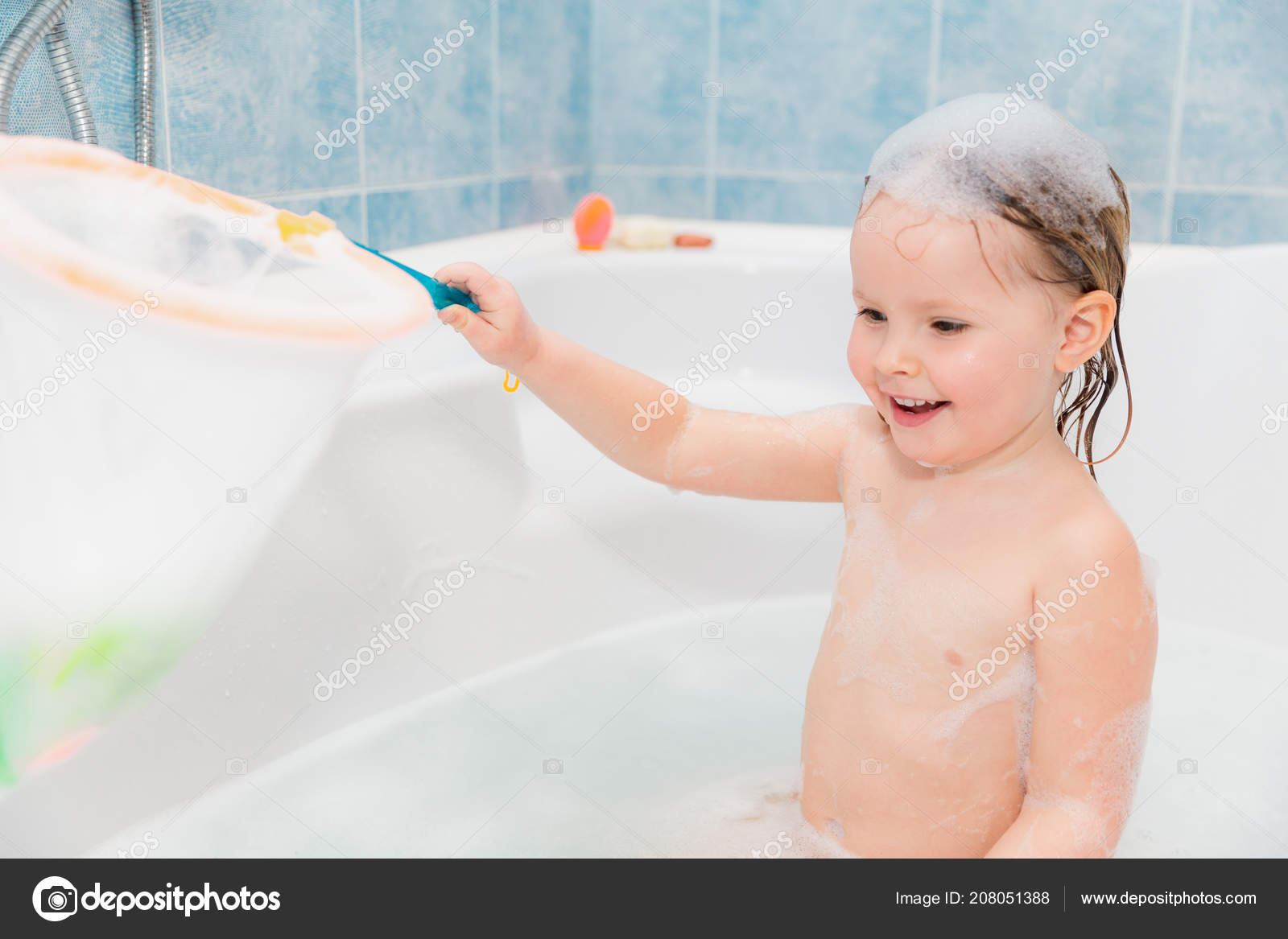 Litlle menina tomando banho fotos, imagens de © capifrutta #208051388