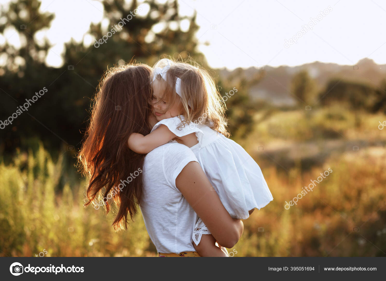 Mom Daughter Cuddle Walk Summer — Stock Photo © Artsybasheva #395051694