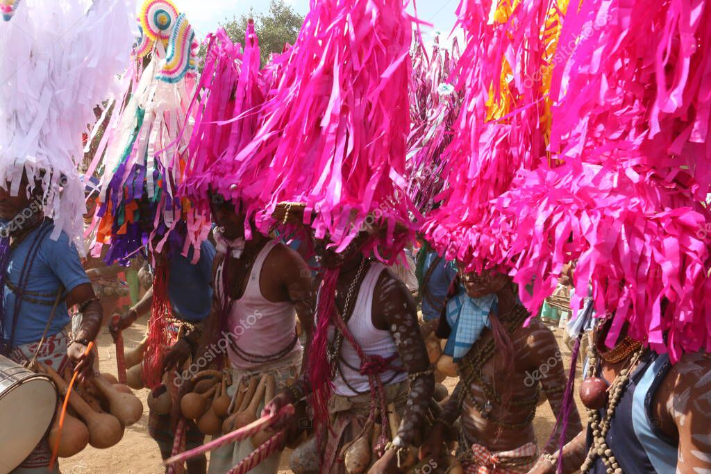 Celebración Tribal Holi En Narmada Valley, Kathi, Nandurbar ...
