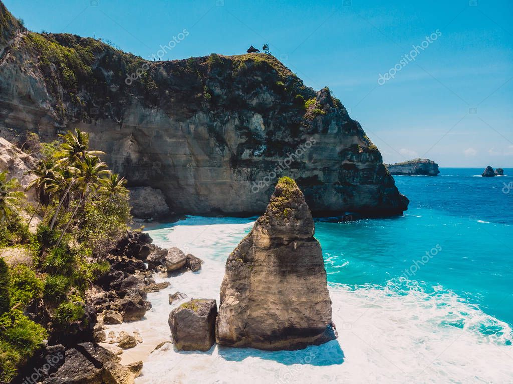 Hermosa playa con acantilado en la isla Nusa Penida. Vista a rea del ...
