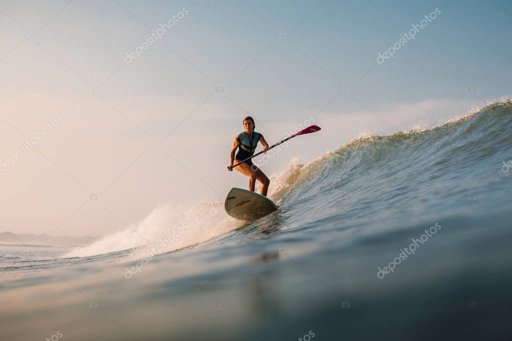 12 de abril de 2019. Bali, Indonesia. Stand Up Paddle surfista paseo en ...