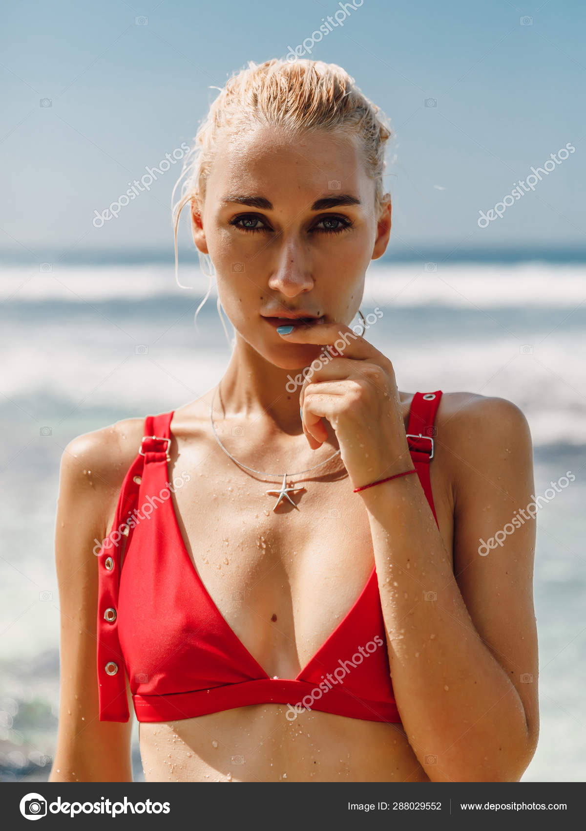 Retrato de una hermosa joven en bikini en la playa tropical . — Foto de stock #288029552 © Keola