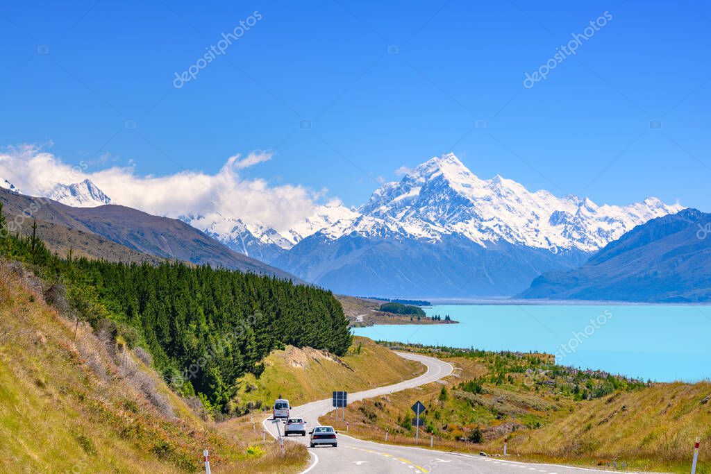 El camino se curva a lo largo del Lago Pukaki y el Monte Cook en un día ...