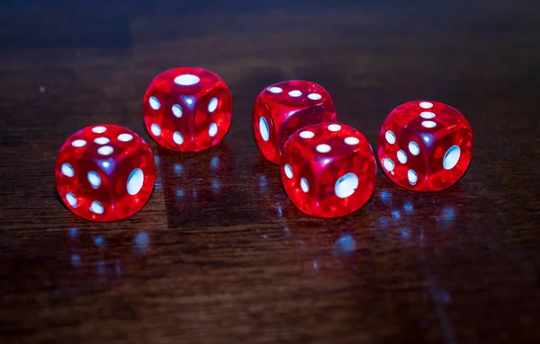 Dados de cristal rojo fotos de stock, imágenes de Dados de cristal rojo ...