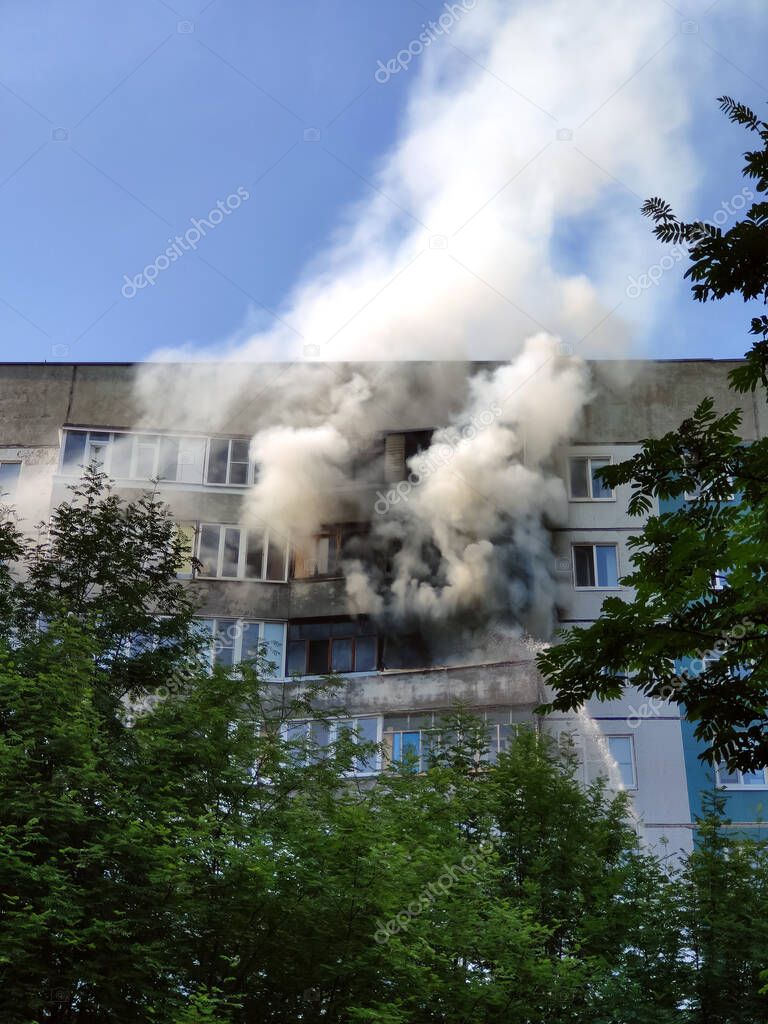 El balcón de un edificio residencial en llamas y el humo de un incendio ...