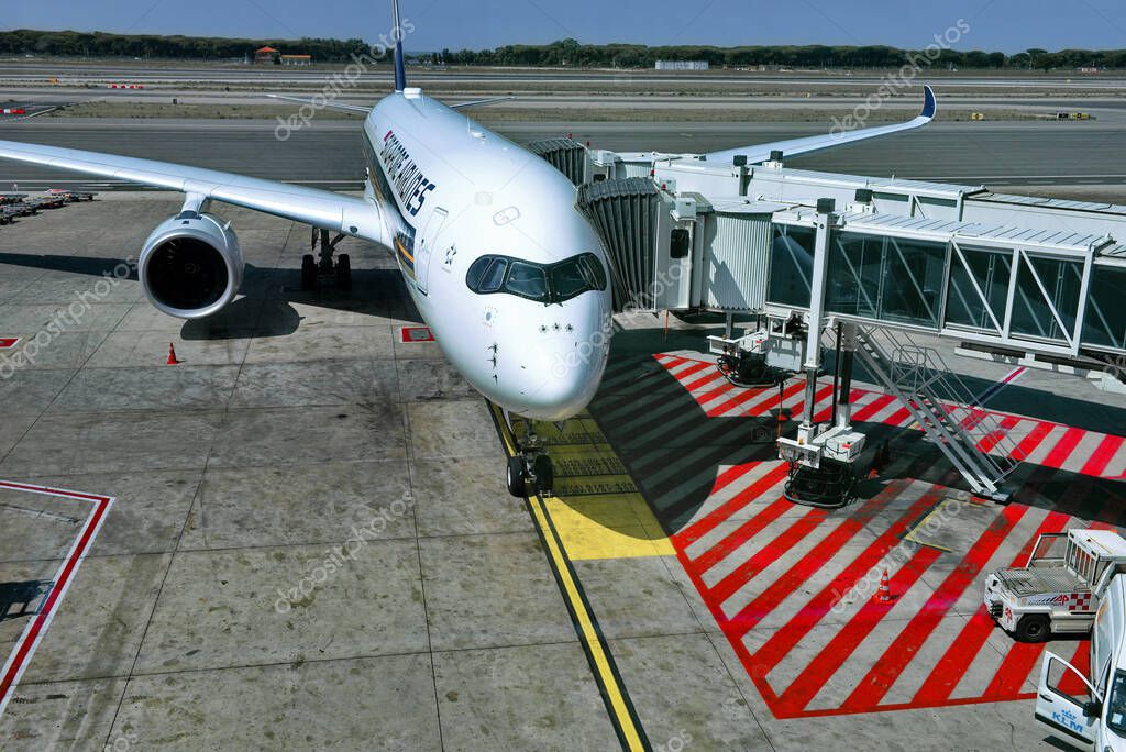 Roma, Aeropuerto de Fiumicino 13 ago 2018: Avión listo para el embarque ...