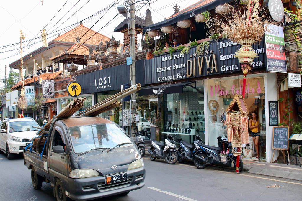 Ubud, Bali, Indonesia - 6 de agosto de 2019: Coches, motos, tiendas de ...