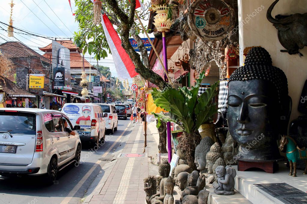 Ubud, Bali, Indonesia - 6 de agosto de 2019: Coches, motos, tiendas de ...