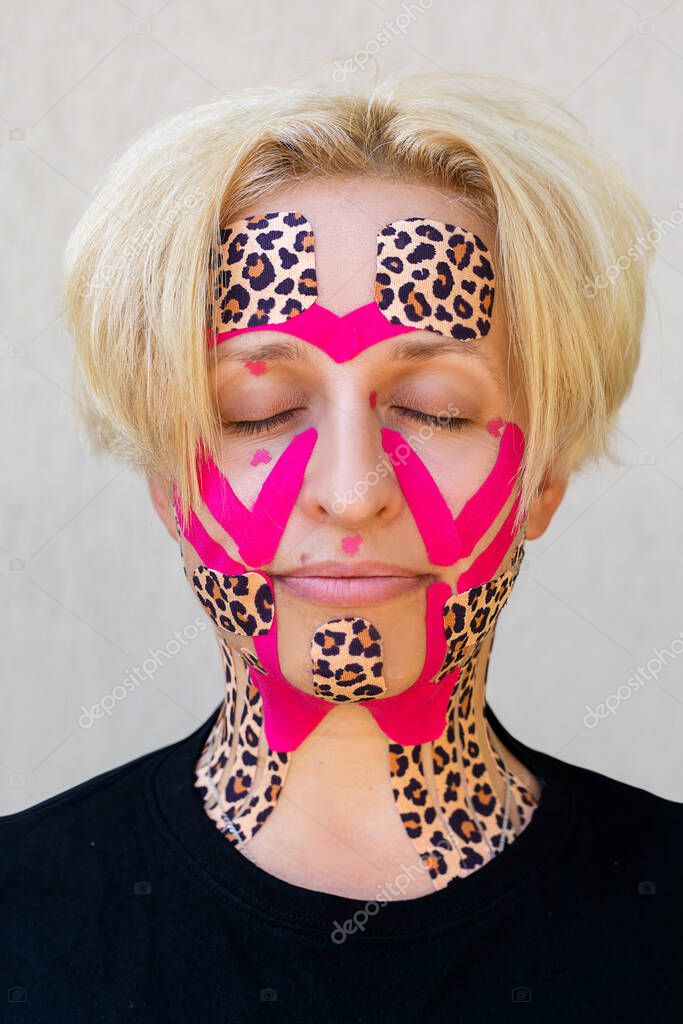 Mujer hermosa, 45 a os, cauc sica, procedimiento de grabaci n est tica. El color de la cinta en ...