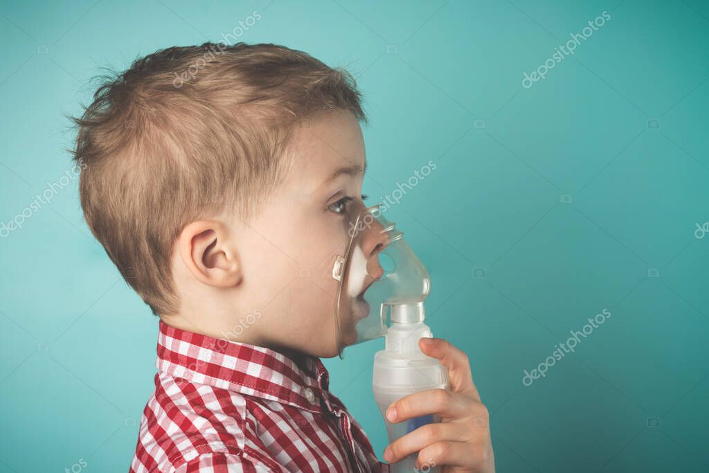 Inhalación infantil menor de cinco años. Niño haciendo inhalación con ...