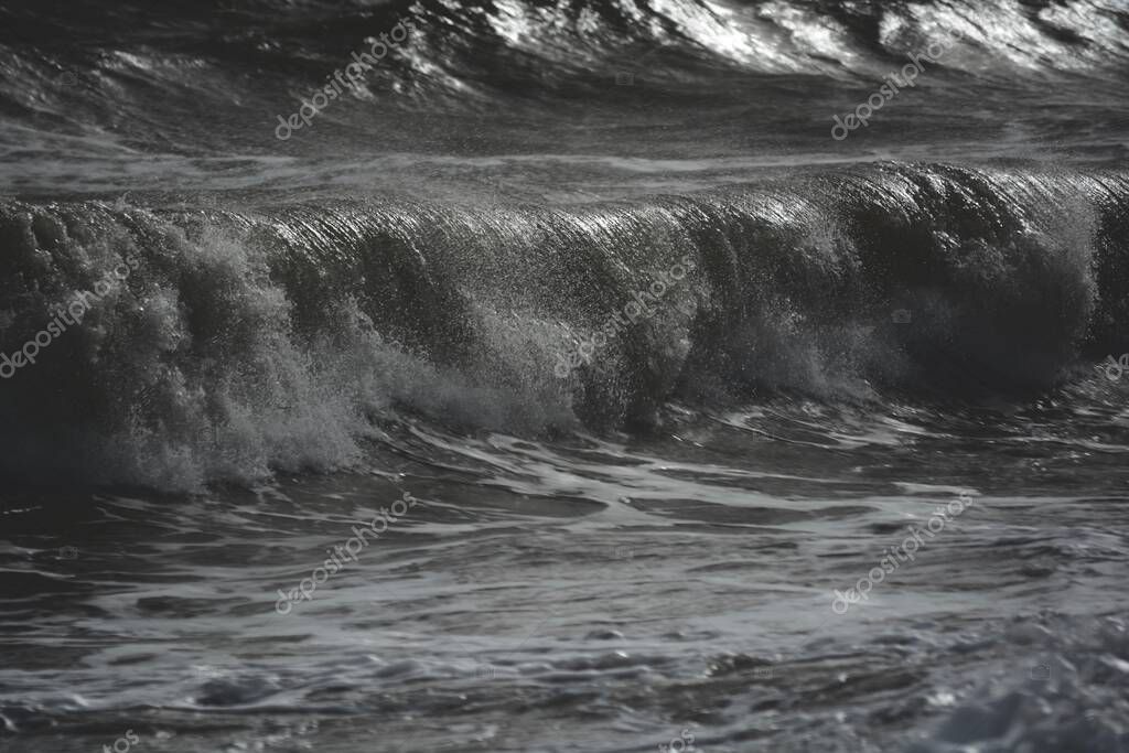 Un mar tormentoso con vientos de fuerza de vendaval y la marea alta ...
