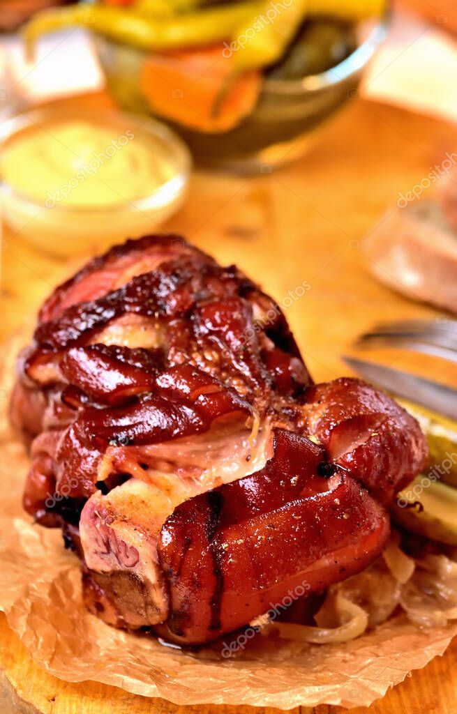 Primer plano de nudillo de cerdo ahumado asado con mostaza, pepinillos ...