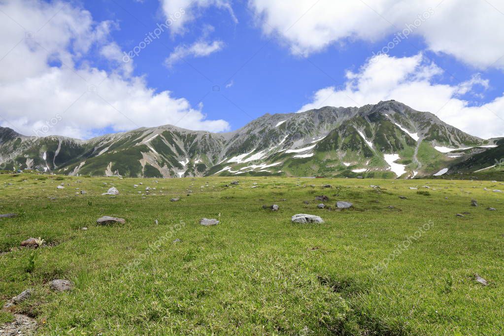 Cordillera Tateyama con nieve en verano en Toyama, Japón 2022