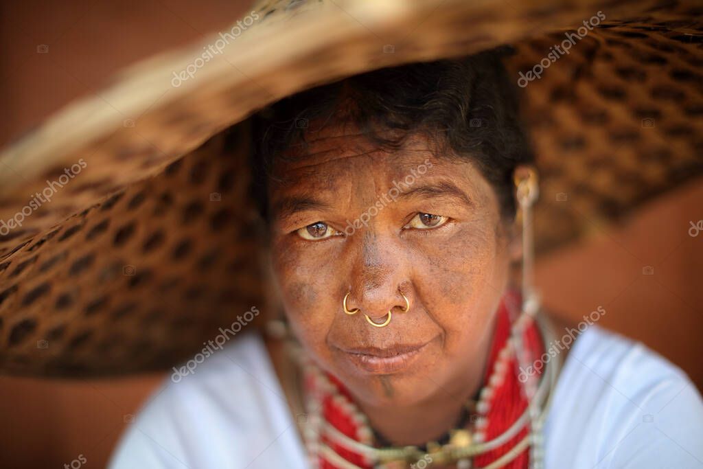 GUNUPUR, INDIA - 24 de noviembre de 2019: Mujer tribal Sora no ...