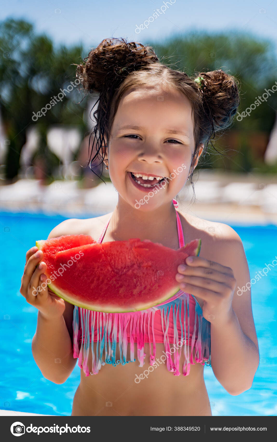 Une Fille Maillot Bain Tient Avec Une Pastèque Sur Plage — Photographie