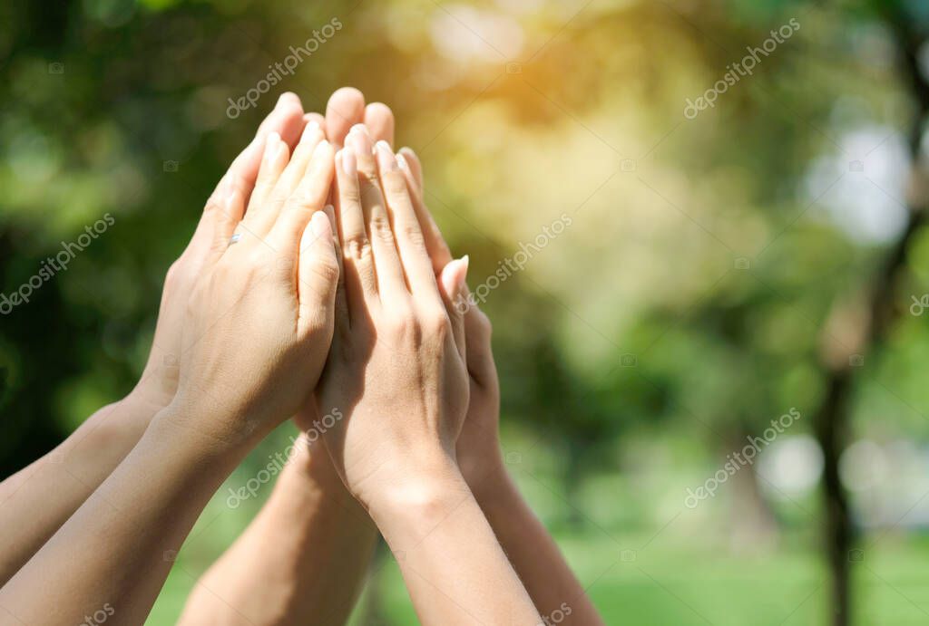 siete manos arriba de las personas que trabajan ensamblar reunión ...