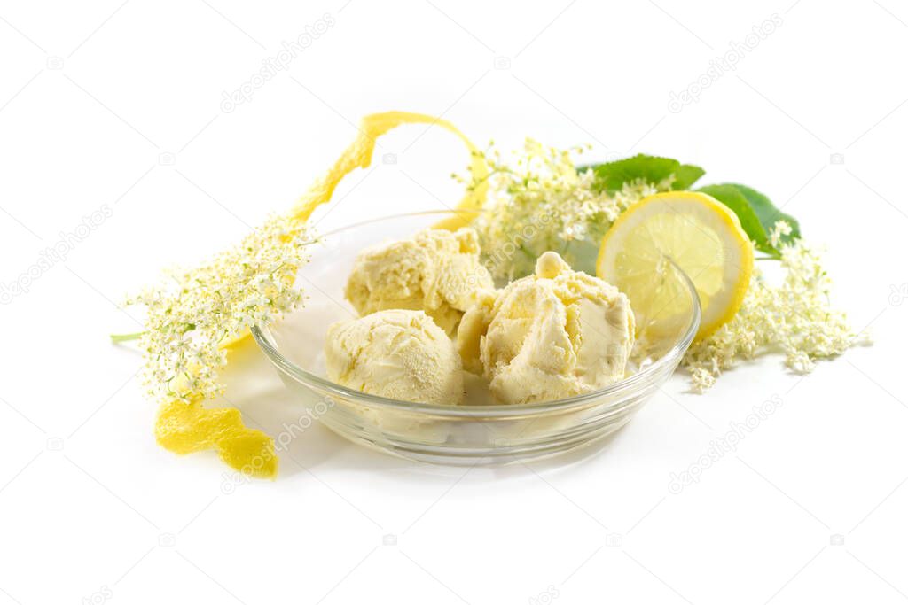 Helado de flores de saúco en un tazón de vidrio, cáscara de limón y ...