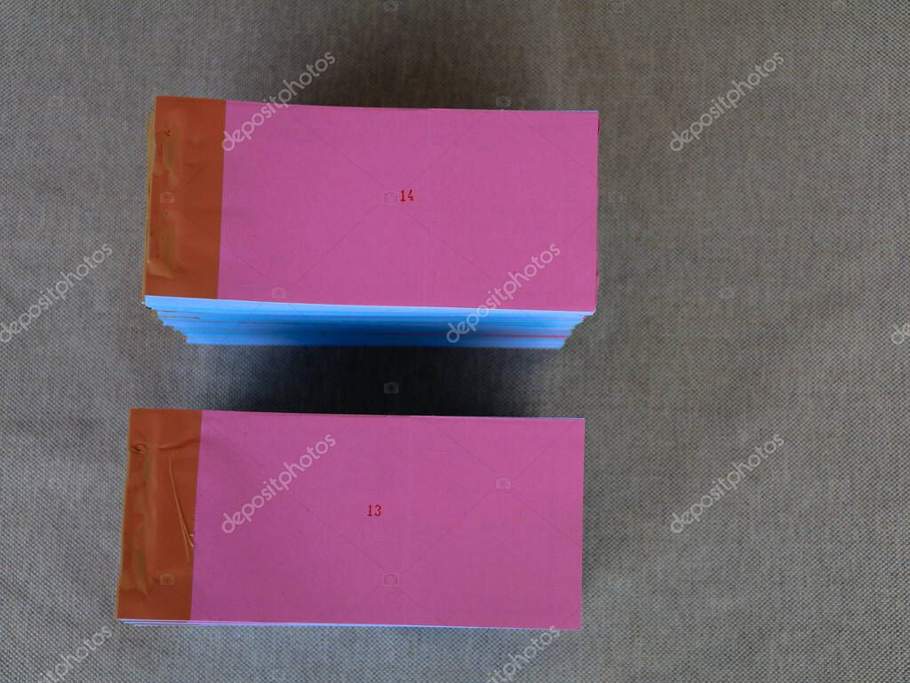 Libros de facturas de color rosa claro o libros de recibos en un paño ...