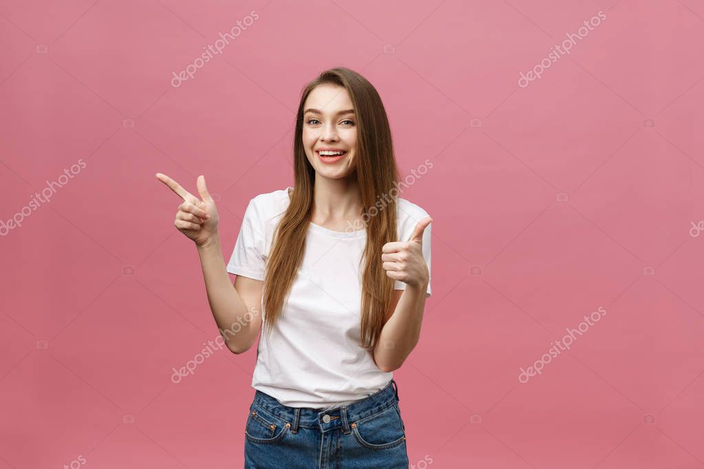Mujer se alando con el dedo a la c mara y dentadura sonriendo. Concepto de emoci n y ...