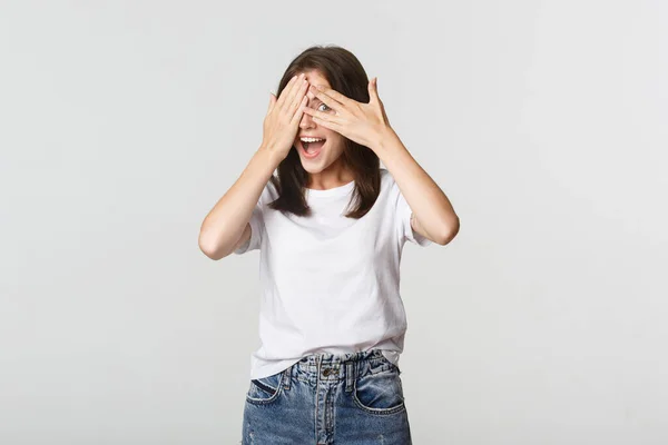 Jeune fille curieuse images libres de droit, photos de Jeune fille ...