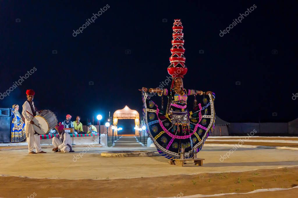 Thar desert, Rajasthan, India - 15 de octubre de 2019: Bailarina bailando Bhavai, una danza ...