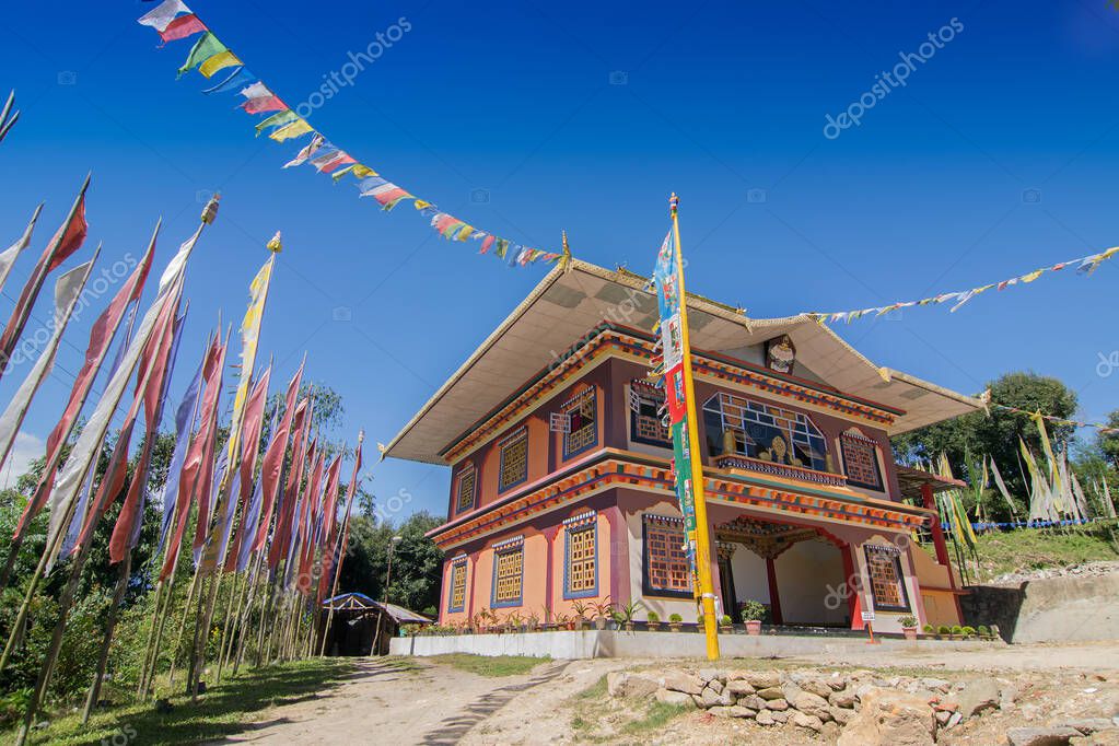 Monasterio Gurung - un hermoso monasterio budista iluminado por el sol ...
