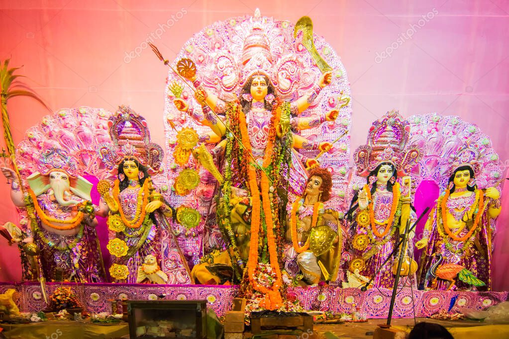 Debi Durga con su familia dentro de una pandal, disparada a la luz de ...