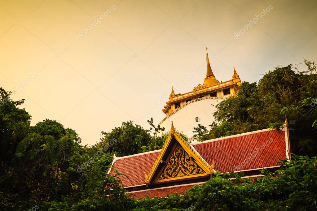 Hermosa vista de Wat Saket Ratcha Wora Maha Wihan (Wat Phu Khao Thong ...