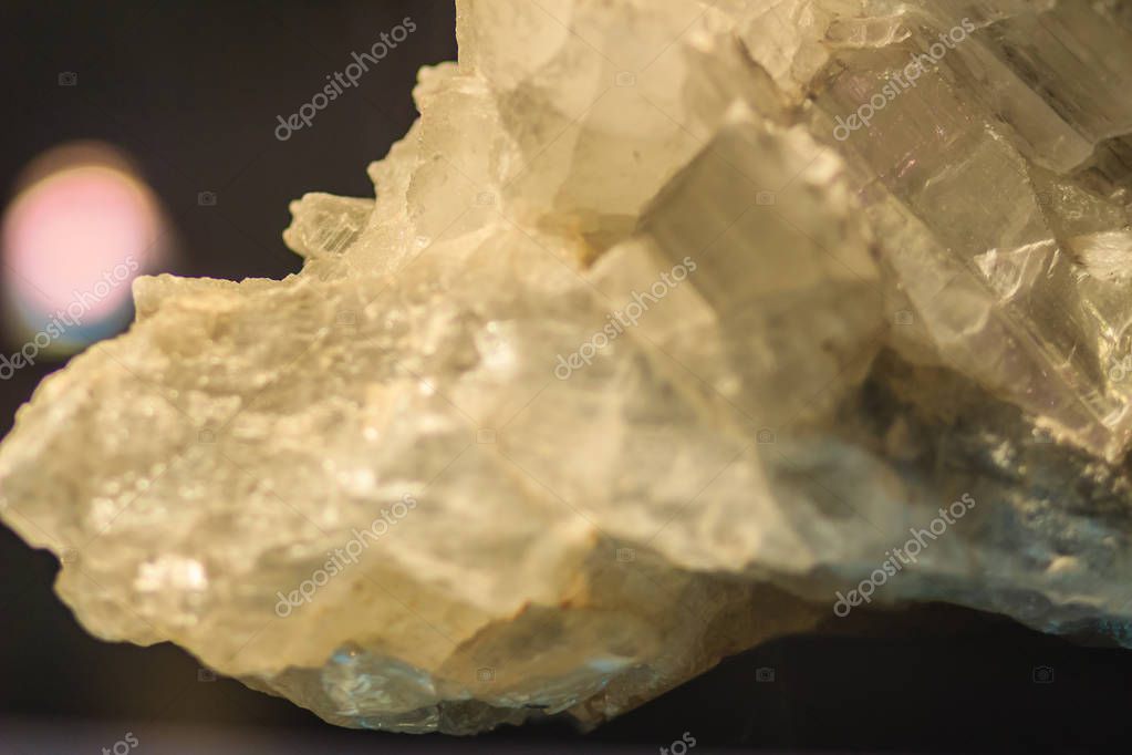 Hábito laminar de yeso o cristales lamelares de espécimen de roca de ...