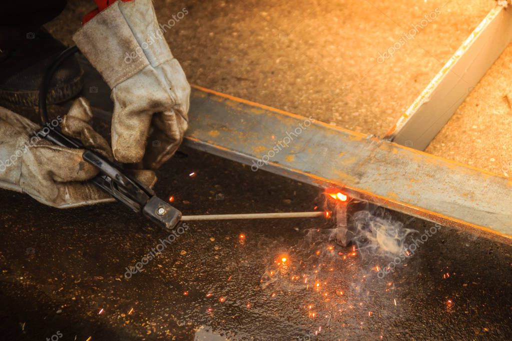El guante protector de la mano del desgaste del soldador está ...