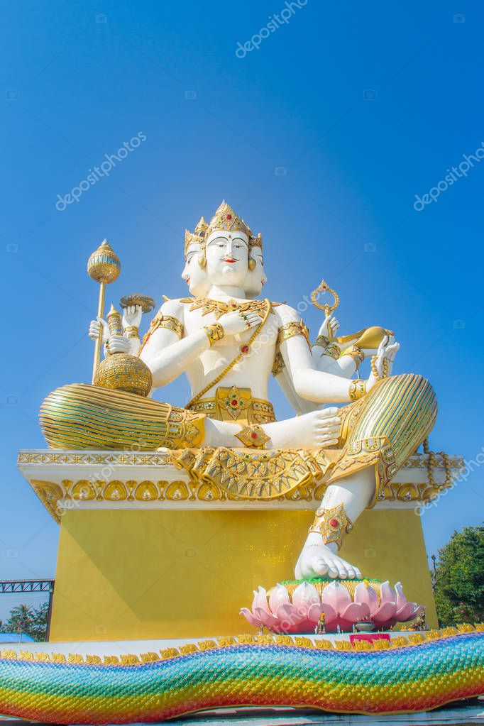 Gigante estatua blanca de Brahma con fondo azul del cielo. Brahma es el ...