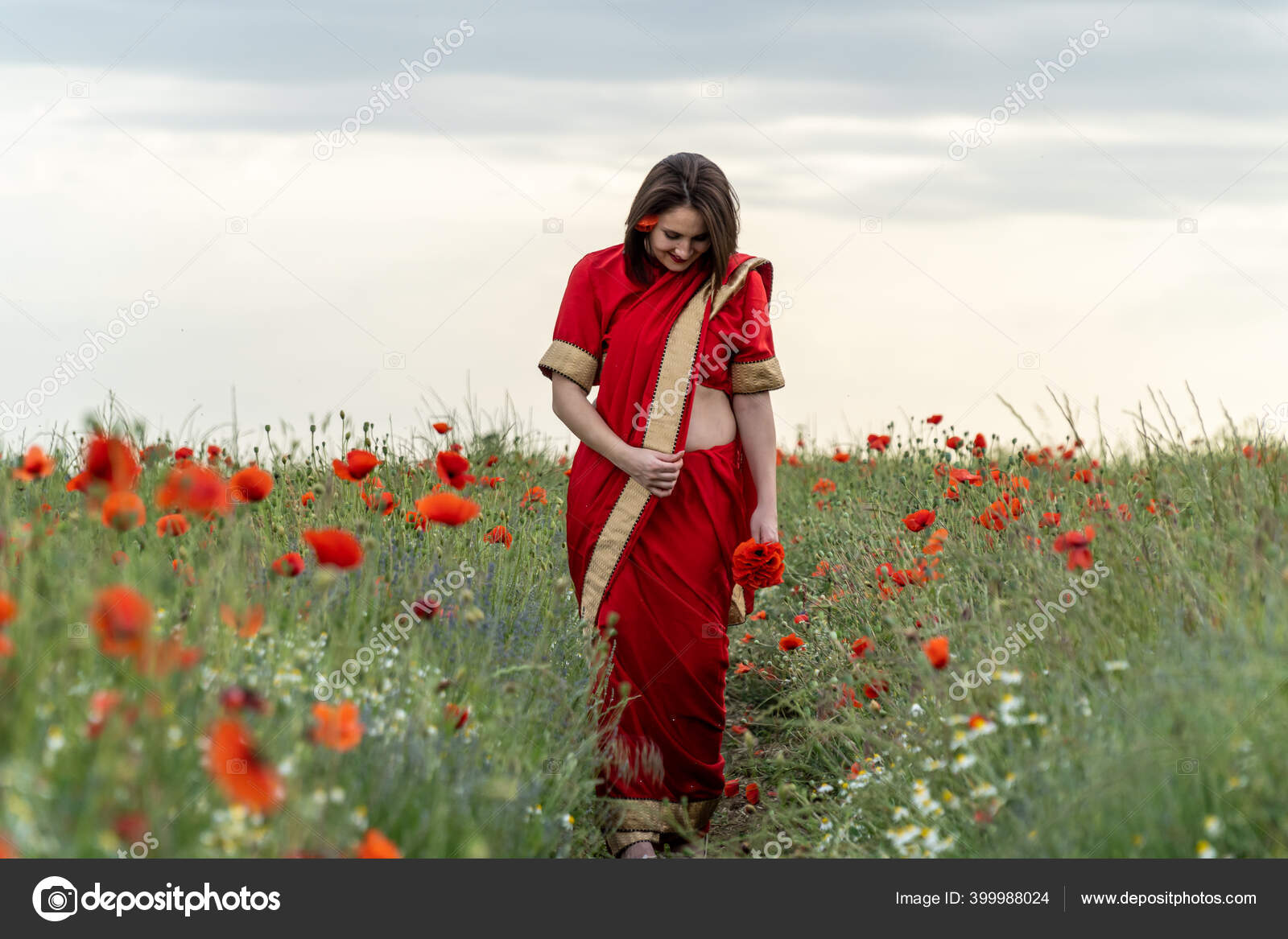 Mujer Joven Vestida Con Traje Indio Tradicional Llamado Sari Caminando ...