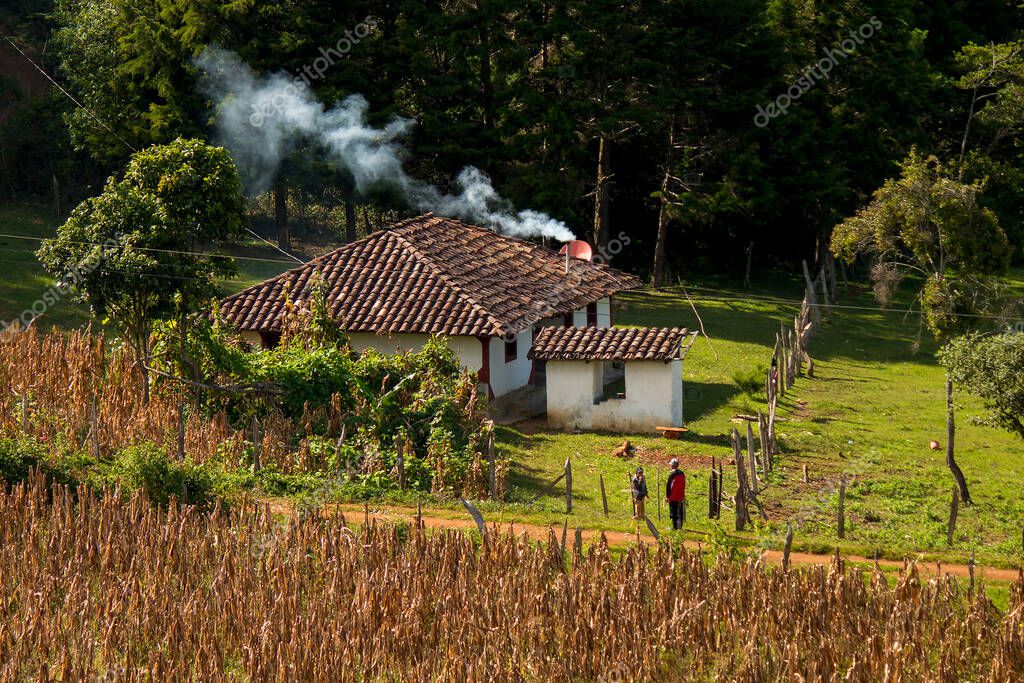 Una típica casa rural en Honduras, hecha con barro y adobe. 2022