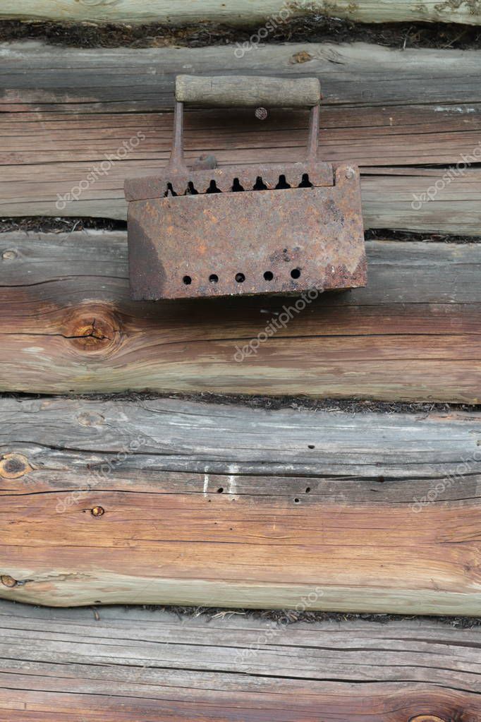 Hierro raro trabajando en carbones. Colgando de un clavo clavado en la ...