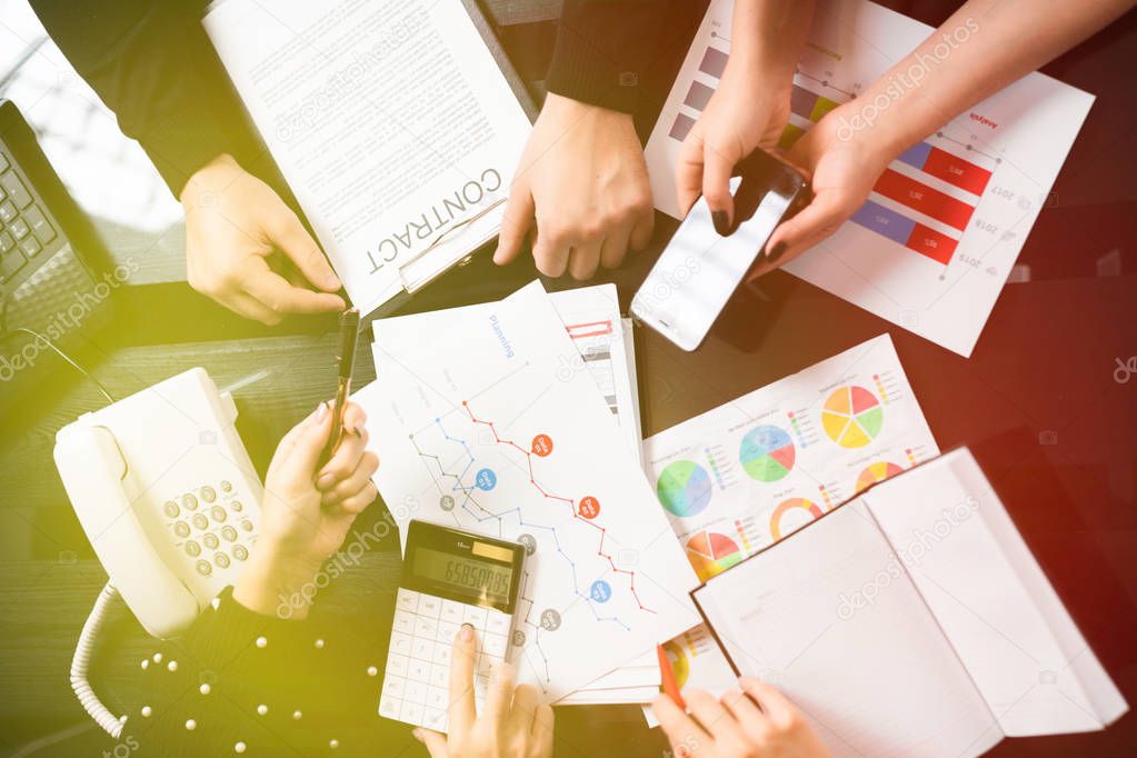 Imagen conceptual de la revisión de datos. muchos gráficos y gráficos ...