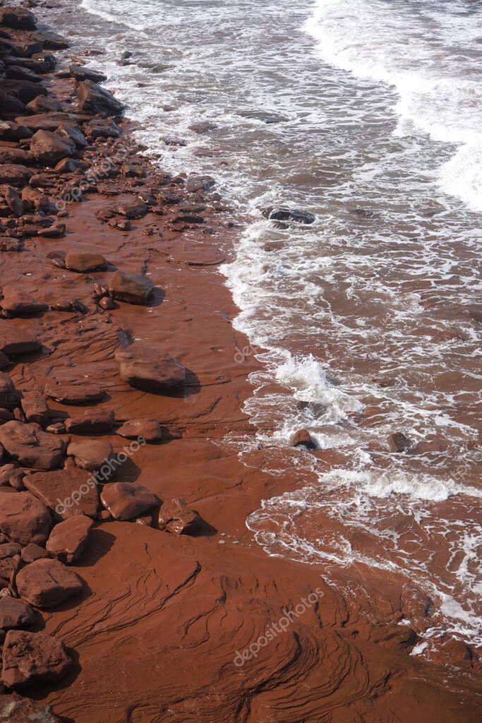 Isla Príncipe Eduardo, Canadá: Arenisca roja en una playa en la costa ...