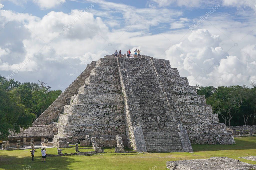 Mayapan, M xico: Los turistas visitan el Templo Maya de Kukulcan en Mayapan, la capital de los ...