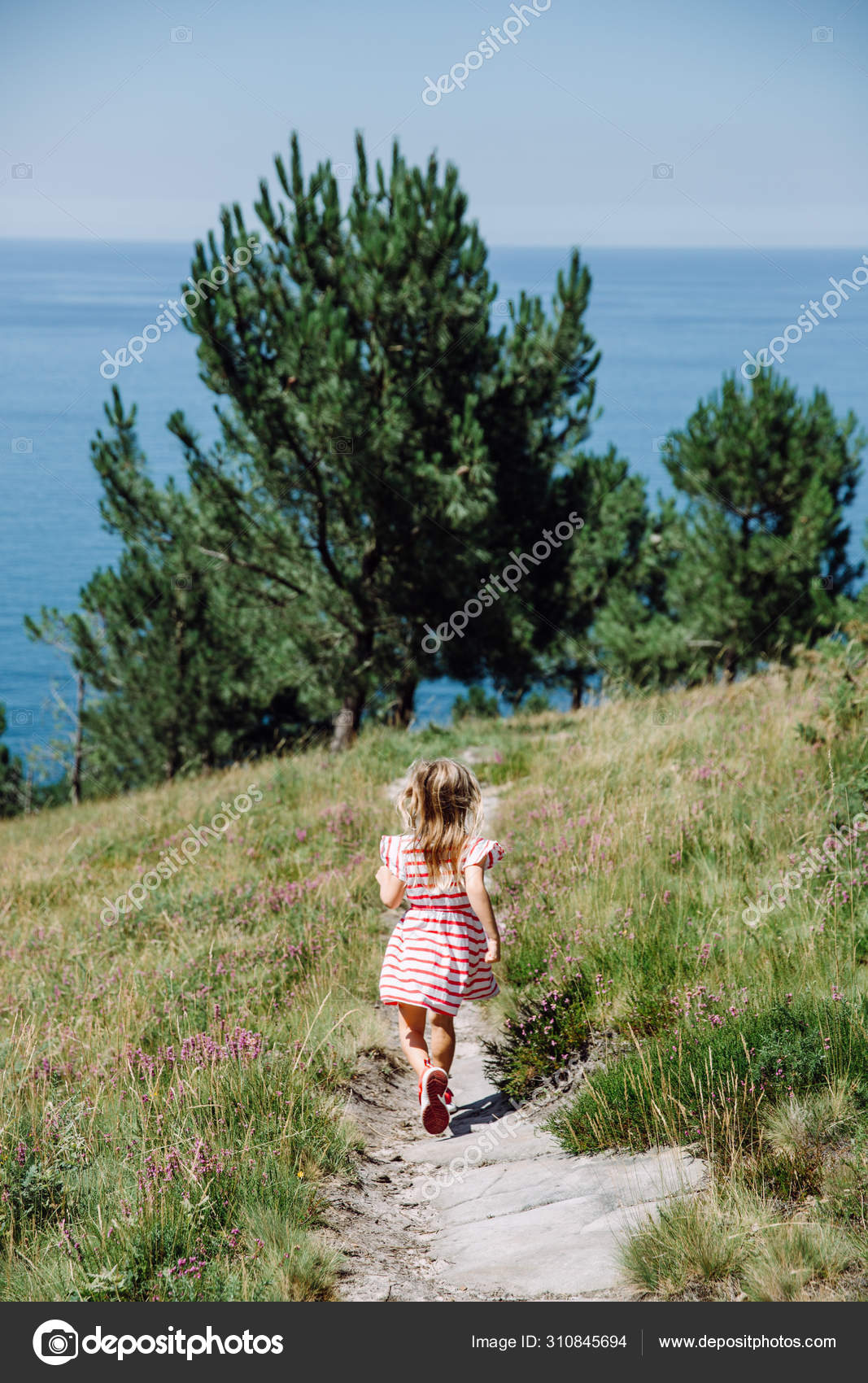 Back view of a little girl running in the mountains in Spain — Stock ...