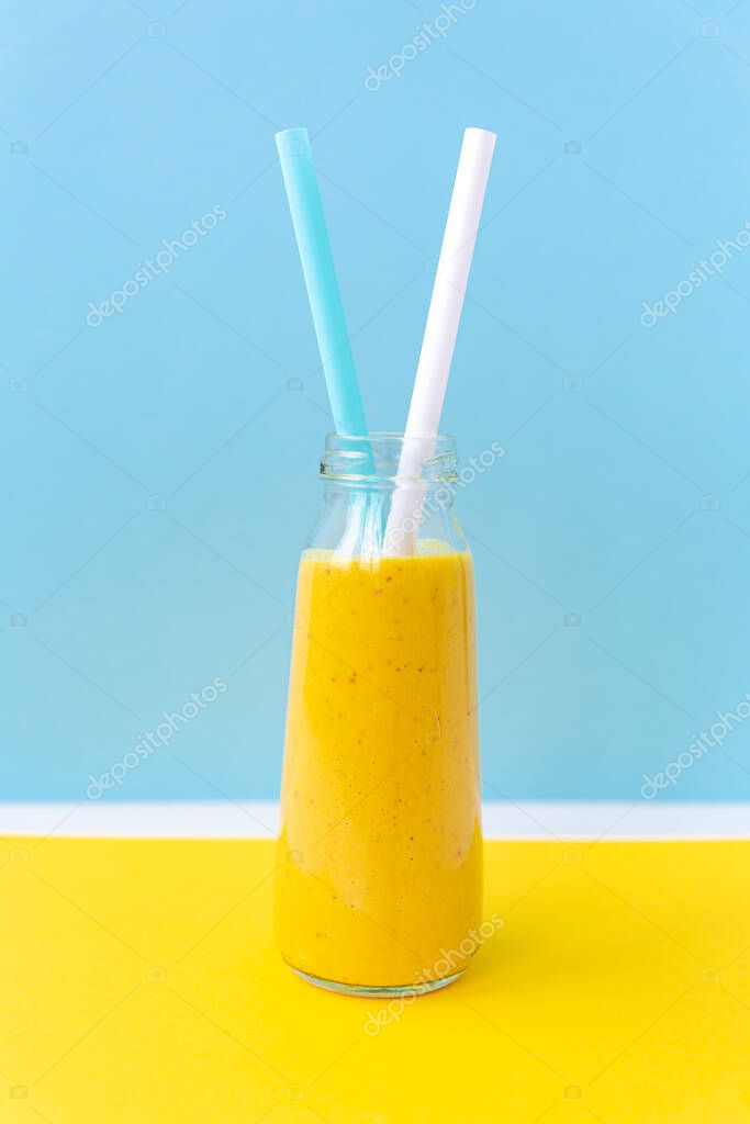 Batidos, una bebida mixta de leche, fruta y cúrcuma en un frasco de ...