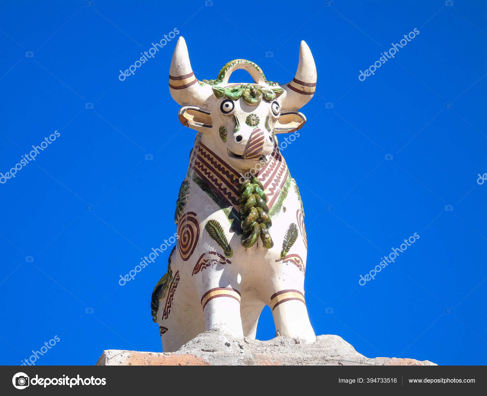 Figura Típica Del Toro Peruano Parte Superior Techo Estas Estatuillas ...